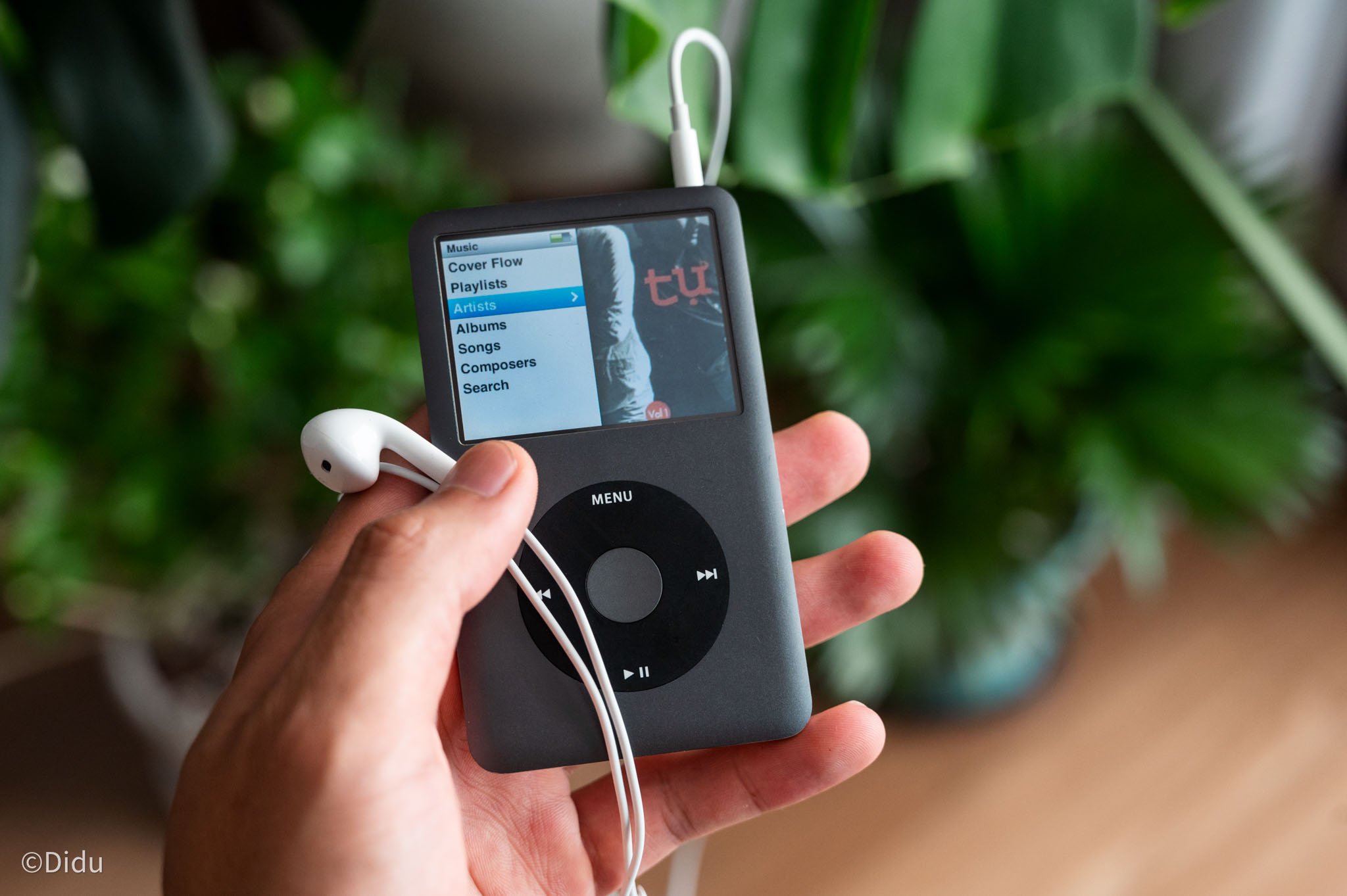 Tôi thường thưởng thức âm nhạc qua iPod Classic của mình.