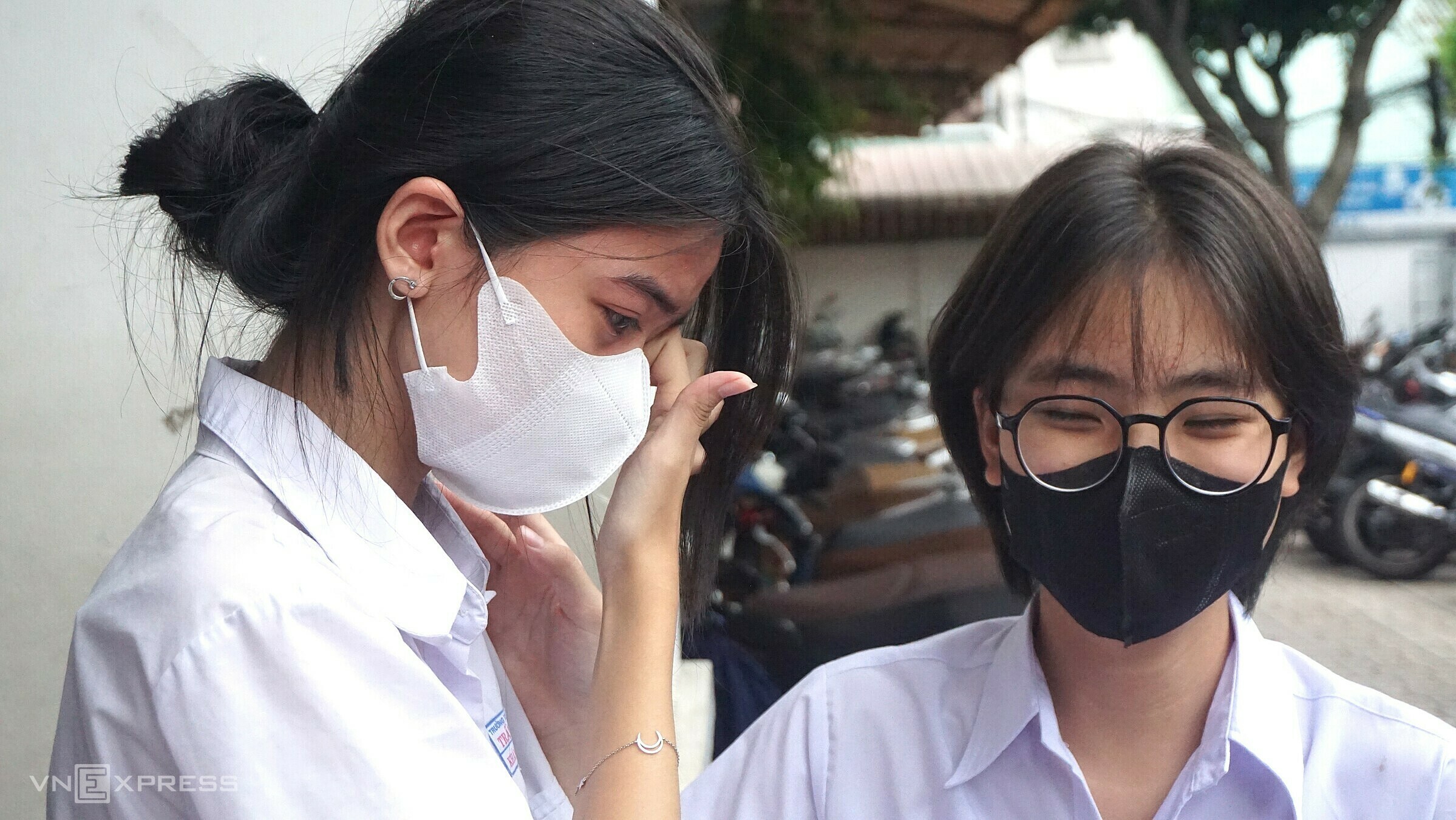 Thí sinh bật khóc, giáo viên ngỡ ngàng với đề thi Toán vào lớp 10