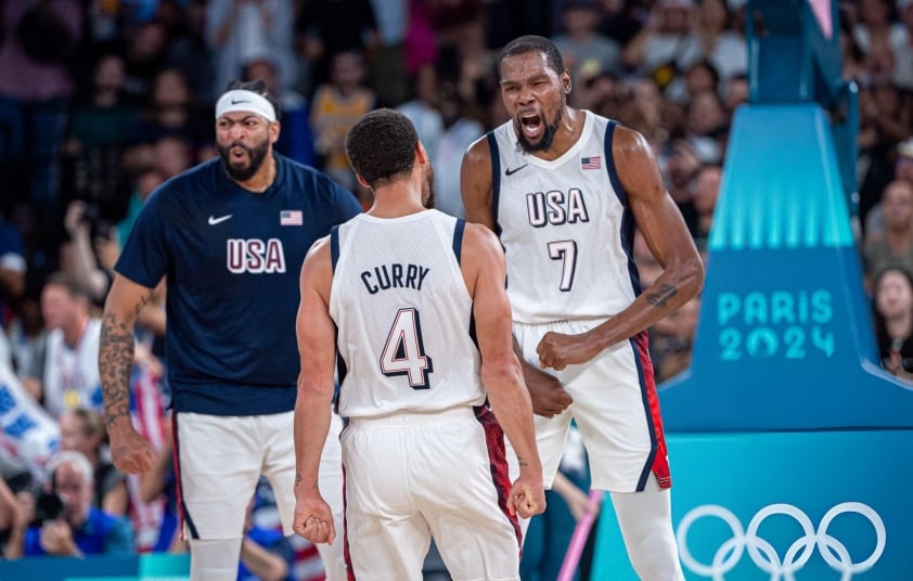 Đồng đội ném 'cháy' rổ, Kevin Durant chỉ biết thốt lên hai từ