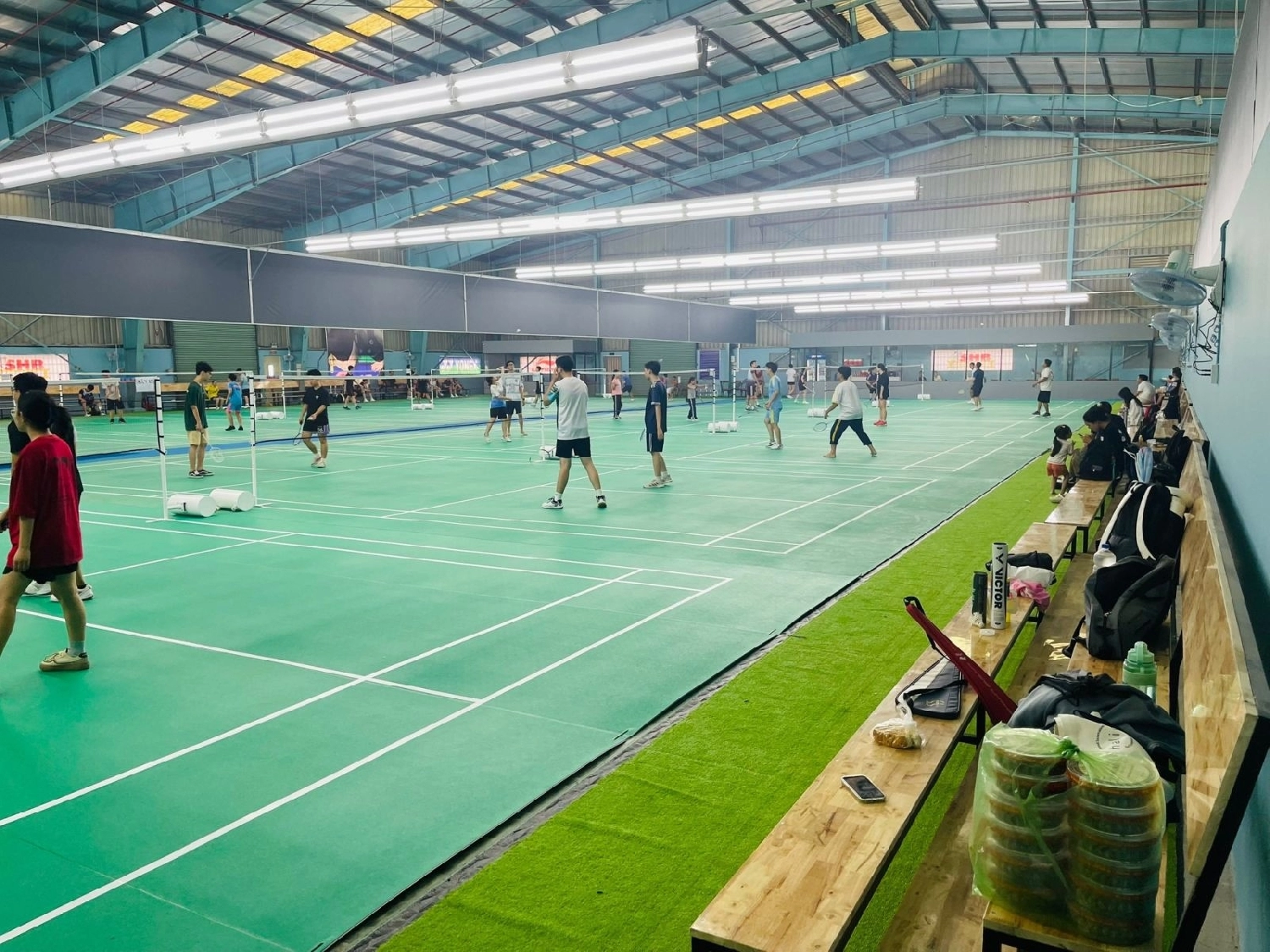 Khám Phá Và Đánh Giá Chi Tiết Sân Cầu Lông SHB Badminton - Mytour