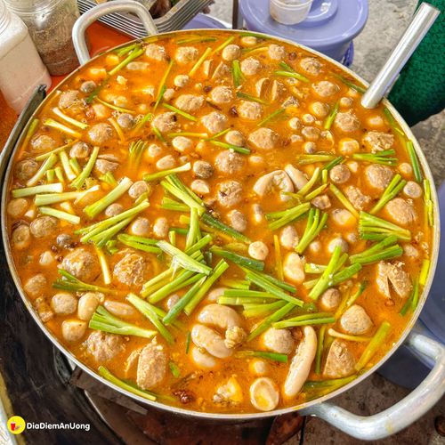 Nồi Cháo Lòng Bò Huế ngon tuyệt chỉ 35k/tô hút khách tại Tân Bình - Mytour