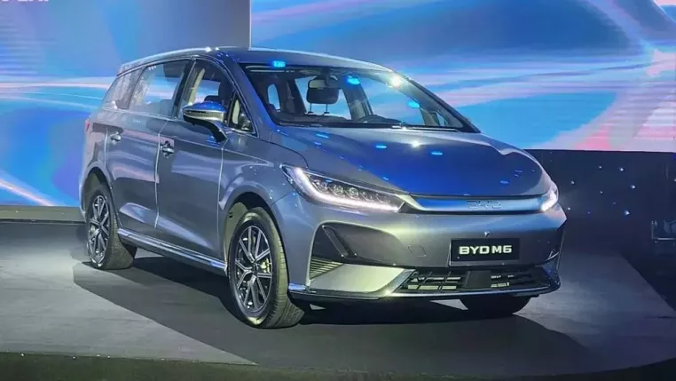 BYD M6 có mức giá 756 triệu đồng, với khả năng di chuyển 420 km khi sạc ...