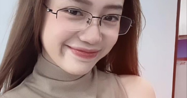 Mai Linh Zuto hóa thân thành cô giáo, viết một câu chữ đầy bí ẩn lên bảng.