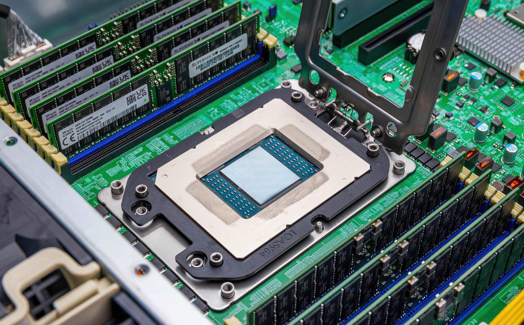 Cuộc chiến giữa các vi xử lý x86 và Arm: AMD EPYC 9965 đối đầu AmpereOne