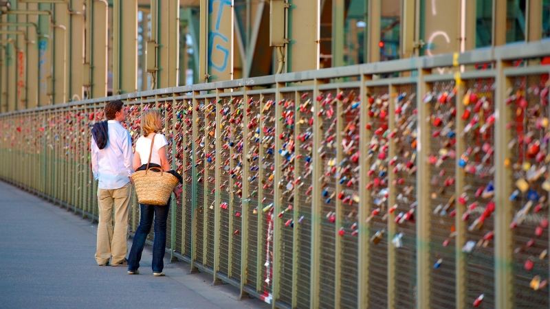 14 Most Famous Love Bridges Around the World - Mytour.vn