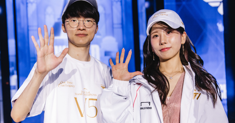 Cảnh tượng đau lòng với cánh tay bị thương của Faker khiến fan không khỏi xót xa.