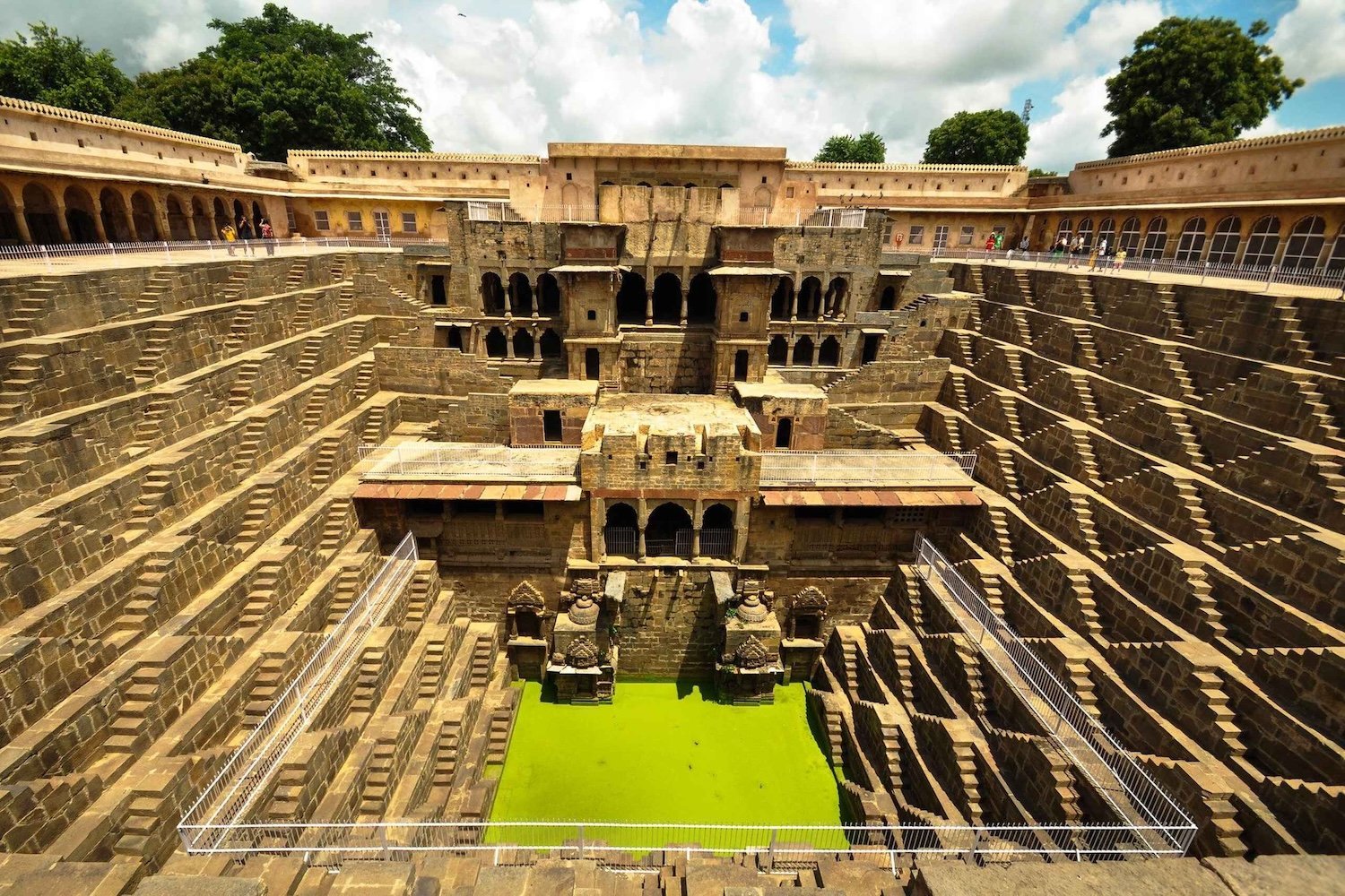 Chand Baori: Giếng bậc thang cổ xưa ở Ấn Độ từng xuất hiện trong bộ phim 'The Dark Knight Rises ...