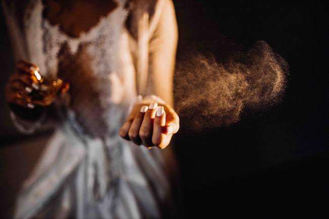 Top 10 Best Spots to Apply Perfume for Long-Lasting Fragrance - Mytour.vn
