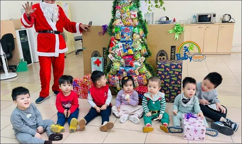 Hơn 50 món quà Giáng Sinh ý nghĩa dành cho bé gái và bé trai năm 2025
