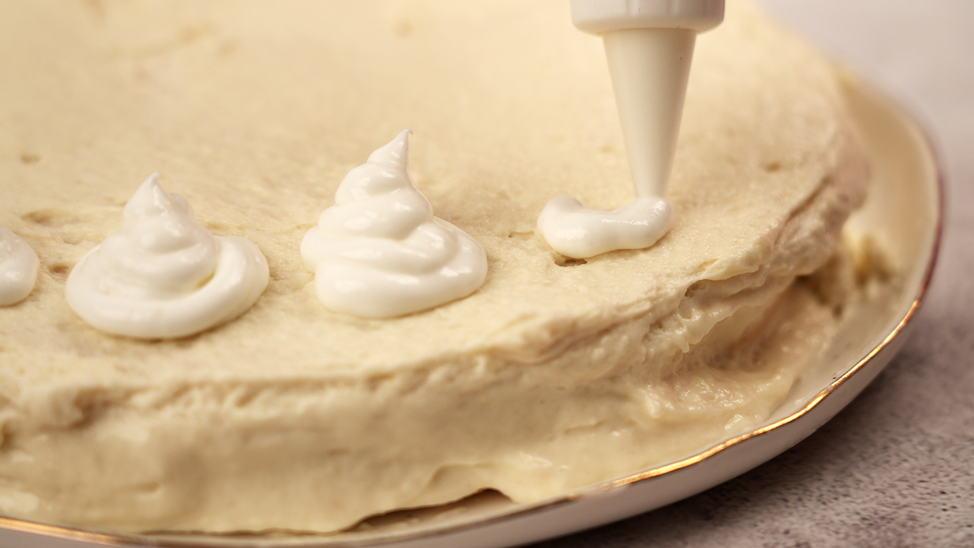 How to Decorate a Cake with Fresh Cream: 15 Steps (with Pictures)