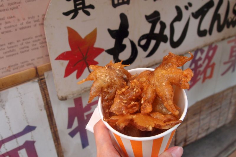 Savor the unique crispy fried maple leaves in Minoh, Japan