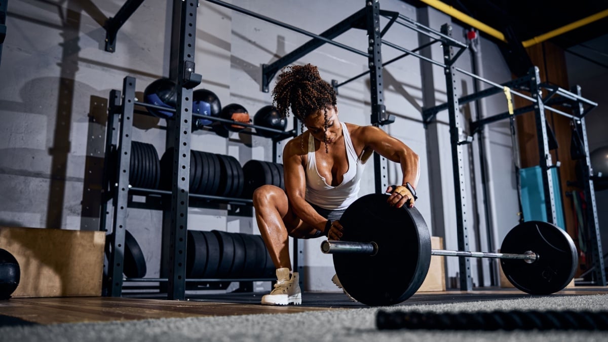How to Load and Unload Weights on a Deadlift Bar | Mytour