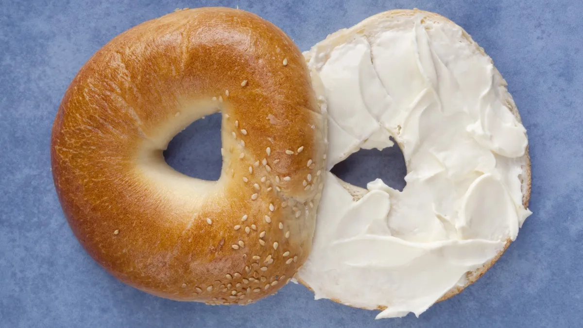 the-safest-and-most-effective-method-to-slice-a-bagel-mytour