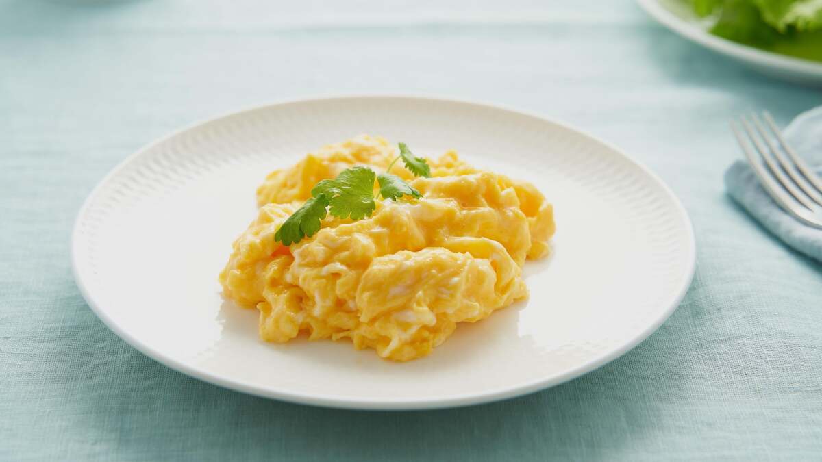 When is the best time to add salt to your scrambled eggs? | Mytour