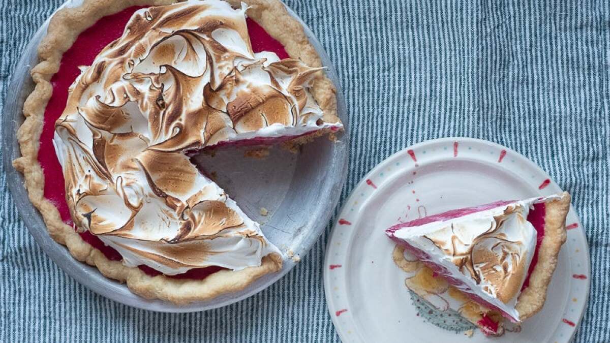 Cranberry Meringue Pie: The Ultimate Holiday Dessert | Mytour