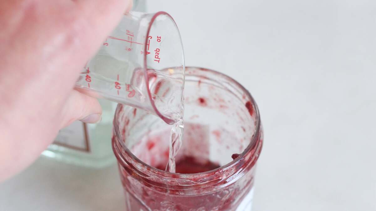 Turn an Almost-Empty Jam Jar into a Flavorful Cocktail Ingredient | Mytour