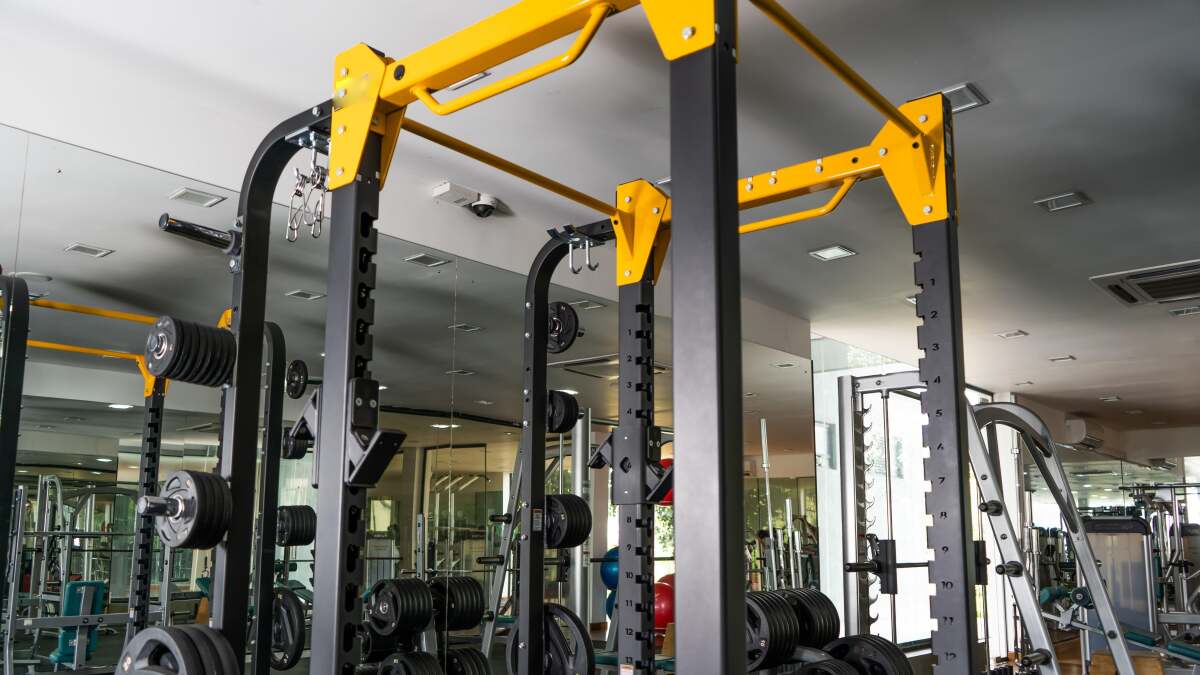 A Beginner's Guide to Using a Squat Rack | Mytour