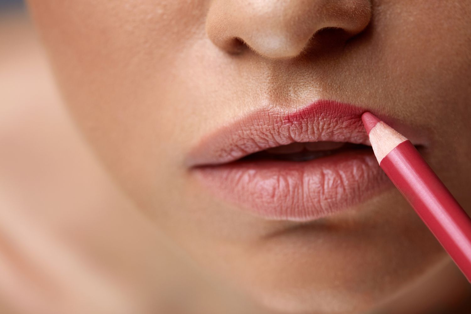 What is a Double Lip Line and How to Apply Lipstick If You Have One