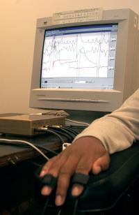 How does a polygraph (lie detector) function? | Mytour