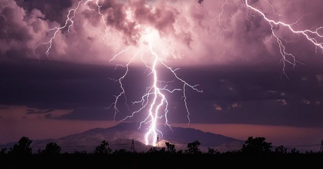 10 Bizarre Objects Left Behind by Lightning Strikes - Mytour