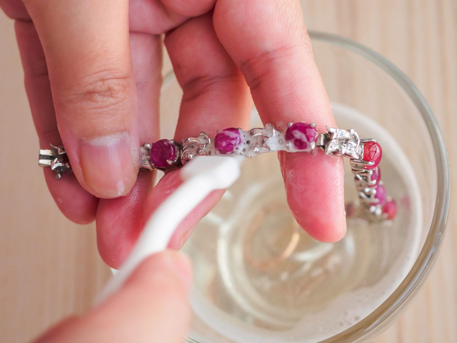 Discover the best way to clean your silver jewelry and restore its ...