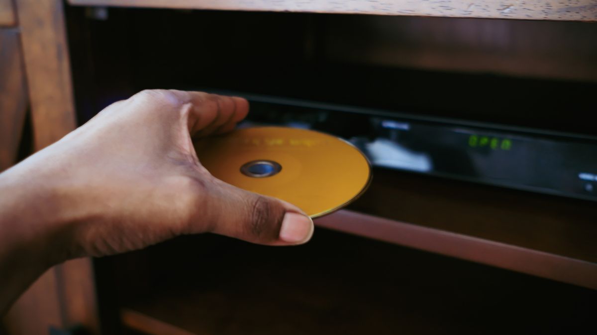 How to Repair a Scratched DVD | Mytour