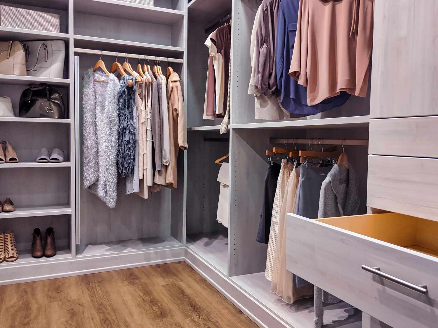 How To Tidy Up Your Closet When You re Bursting With Clothes How To Tidy Up Your Closet When You re Bursting With Clothes