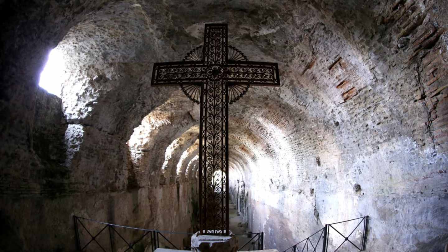 7 of the World’s Most Captivating and Stunning Underground Burial Sites