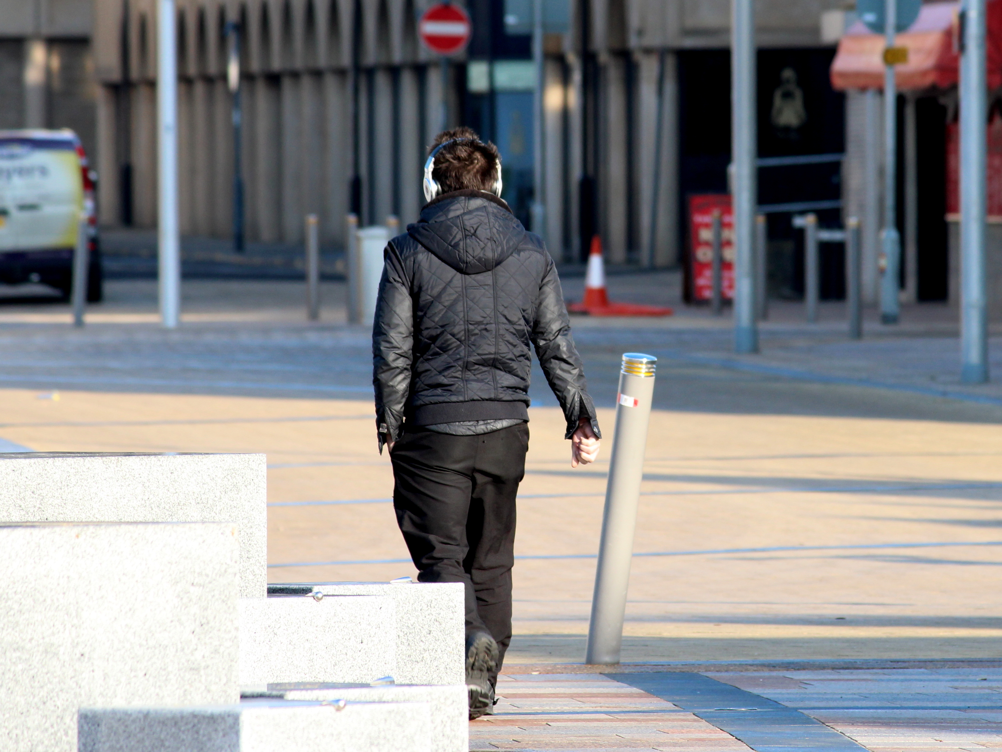 8 Steps to Effectively Tune Out the World Around You (with Visuals)