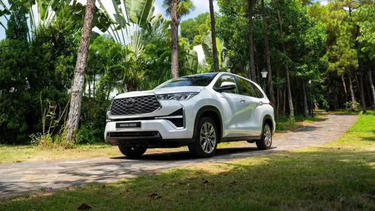 Toyota Innova Cross trở lại ngôi vương - XL 7 thất thủ, Toyota gia tăng ...