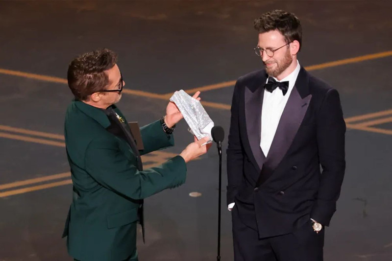 Robert Downey Jr. và Chris Evans hội ngộ đầy bất ngờ trên sân khấu lễ ...